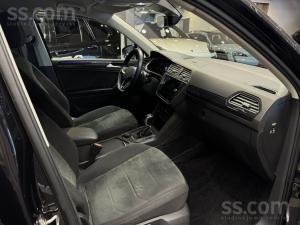 Black Volkswagen Tiguan 2021 in Riga, with an engine capacity of 2.00 L and mileage of 178 thousand km for 21490 €, photo 14 on AUTOMOTO.COM.LV