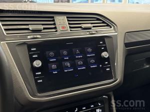 Black Volkswagen Tiguan 2021 in Riga, with an engine capacity of 2.00 L and mileage of 178 thousand km for 21490 €, photo 22 on AUTOMOTO.COM.LV
