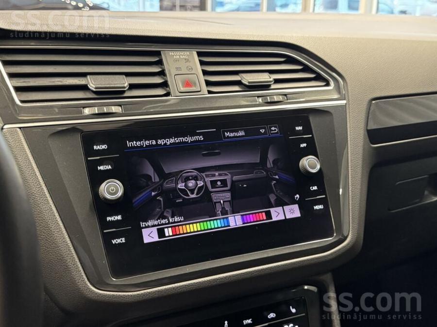 Black Volkswagen Tiguan 2021 in Riga, with an engine capacity of 2.00 L and mileage of 178 thousand km for 21490 €, photo 23 on AUTOMOTO.COM.LV