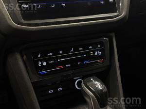 Black Volkswagen Tiguan 2021 in Riga, with an engine capacity of 2.00 L and mileage of 178 thousand km for 21490 €, photo 25 on AUTOMOTO.COM.LV