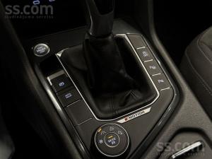 Black Volkswagen Tiguan 2021 in Riga, with an engine capacity of 2.00 L and mileage of 178 thousand km for 21490 €, photo 26 on AUTOMOTO.COM.LV