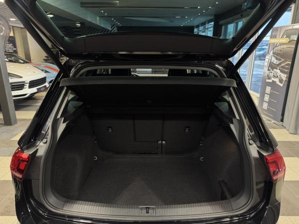 Black Volkswagen Tiguan 2021 in Riga, with an engine capacity of 2.00 L and mileage of 178 thousand km for 21490 €, photo 6 on AUTOMOTO.COM.LV