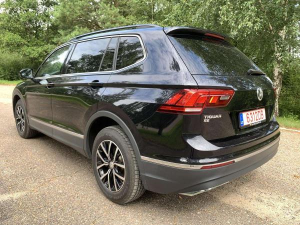 Melns Volkswagen Tiguan 2021 Alīta, ar dzinēja tilpumu 1.98 L un nobraukumu 130 tūkst. km par 17900 €, foto 4 vietnē AUTOMOTO.COM.LV