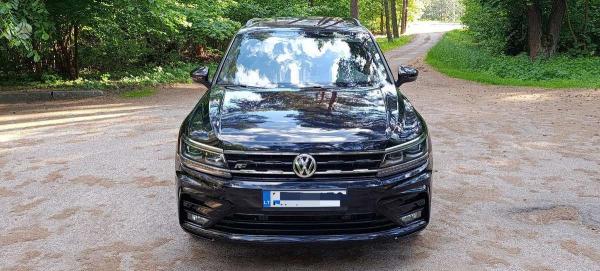 Black Volkswagen Tiguan 2021 in Kaunas, with an engine capacity of 1.98 L and mileage of 34 thousand km for 24200 €, photo 1 on AUTOMOTO.COM.LV