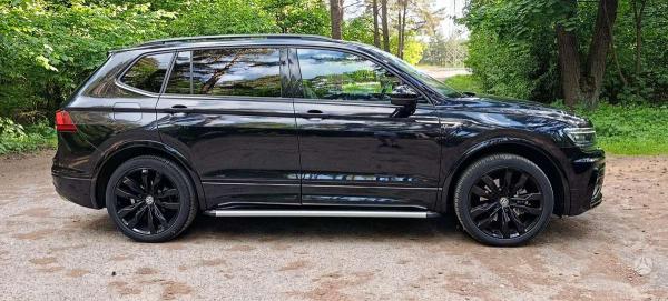 Black Volkswagen Tiguan 2021 in Kaunas, with an engine capacity of 1.98 L and mileage of 34 thousand km for 24200 €, photo 5 on AUTOMOTO.COM.LV