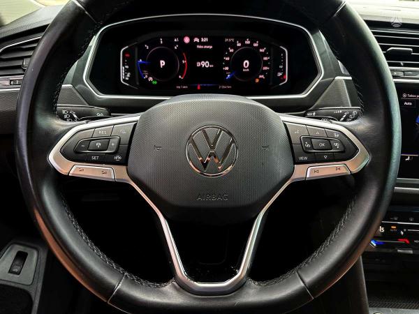 Black Volkswagen Tiguan 2021 in Kaunas, with an engine capacity of 1.97 L and mileage of 213 thousand km for 18500 €, photo 7 on AUTOMOTO.COM.LV