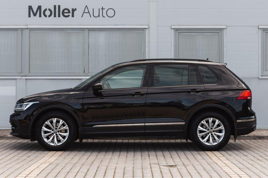 Black Volkswagen Tiguan 2021 in Ventspils, with an engine capacity of 1.50 L and mileage of 69 thousand km for 23900 €, photo 3 on AUTOMOTO.COM.LV