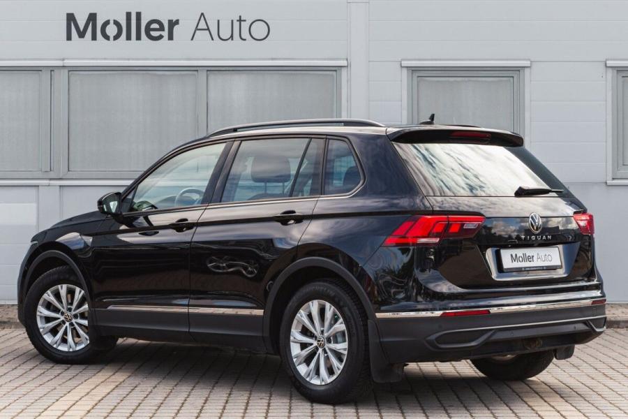 Black Volkswagen Tiguan 2021 in Ventspils, with an engine capacity of 1.50 L and mileage of 69 thousand km for 23900 €, photo 4 on AUTOMOTO.COM.LV