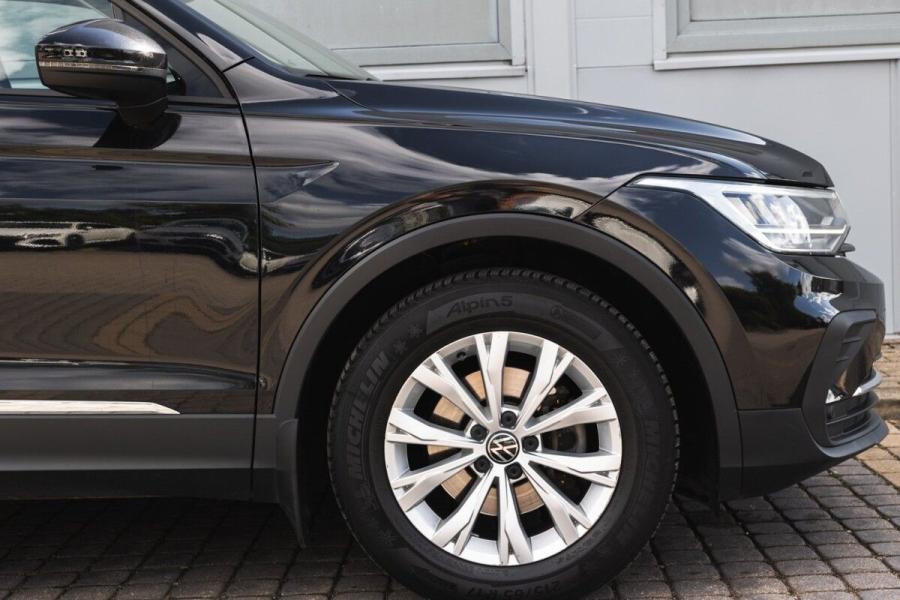 Black Volkswagen Tiguan 2021 in Ventspils, with an engine capacity of 1.50 L and mileage of 69 thousand km for 23900 €, photo 10 on AUTOMOTO.COM.LV