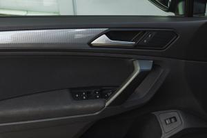 Black Volkswagen Tiguan 2021 in Ventspils, with an engine capacity of 1.50 L and mileage of 69 thousand km for 23900 €, photo 31 on AUTOMOTO.COM.LV