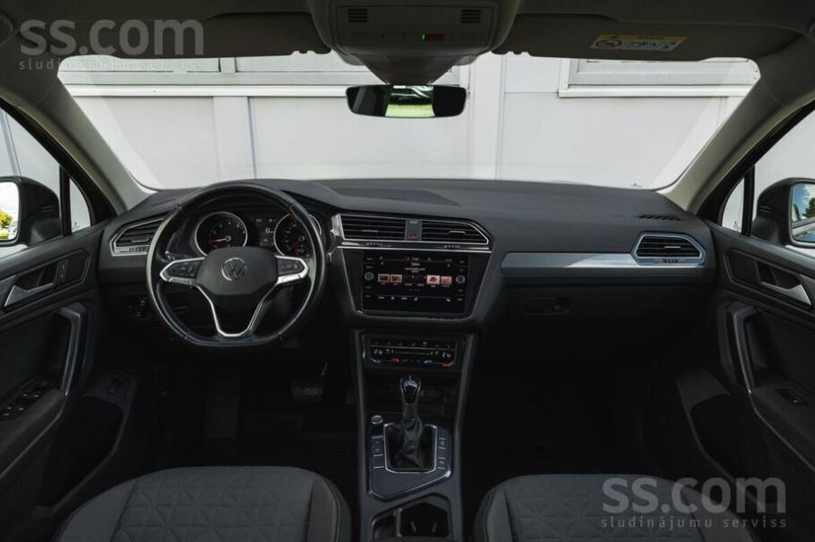 Melns Volkswagen Tiguan 2021 Ventspils, ar dzinēja tilpumu 1.50 L un nobraukumu 69 tūkst. km par 23900 €, foto 19 vietnē AUTOMOTO.COM.LV