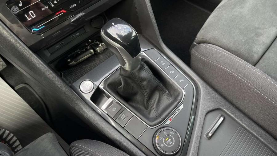 Black Volkswagen Tiguan 2021 in Marijampole, with an engine capacity of 1.97 L and mileage of 285 thousand km for 18490 €, photo 4 on AUTOMOTO.COM.LV