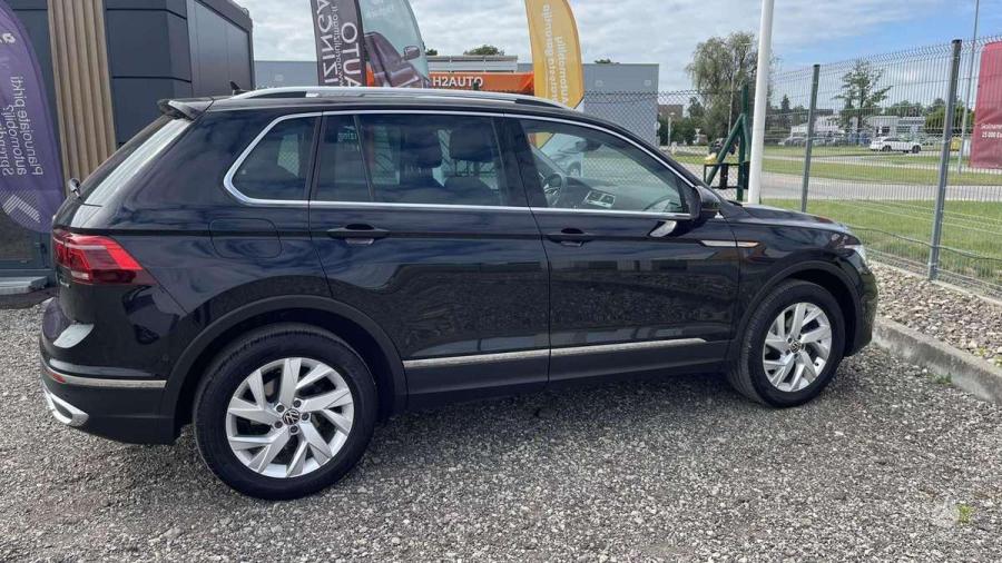 Black Volkswagen Tiguan 2021 in Marijampole, with an engine capacity of 1.97 L and mileage of 285 thousand km for 18490 €, photo 8 on AUTOMOTO.COM.LV