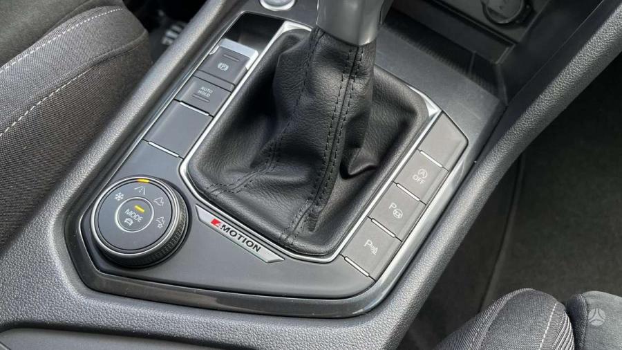 Black Volkswagen Tiguan 2021 in Marijampole, with an engine capacity of 1.97 L and mileage of 285 thousand km for 18490 €, photo 23 on AUTOMOTO.COM.LV
