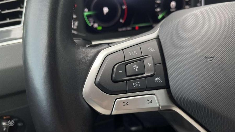 Black Volkswagen Tiguan 2021 in Marijampole, with an engine capacity of 1.97 L and mileage of 285 thousand km for 18490 €, photo 37 on AUTOMOTO.COM.LV