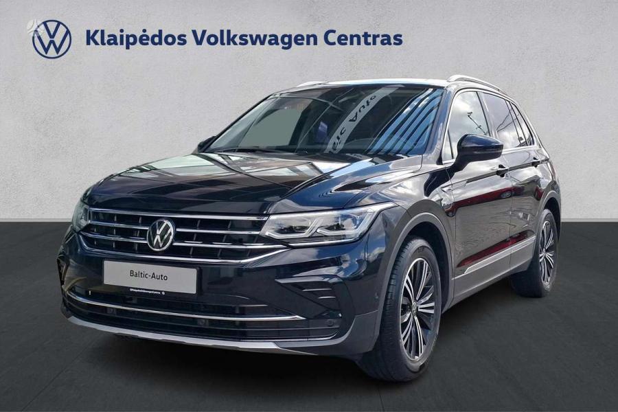 Melns Volkswagen Tiguan 2021 Klaipėda, ar dzinēja tilpumu 1.50 L un nobraukumu 70 tūkst. km par 24950 €, foto 1 vietnē AUTOMOTO.COM.LV