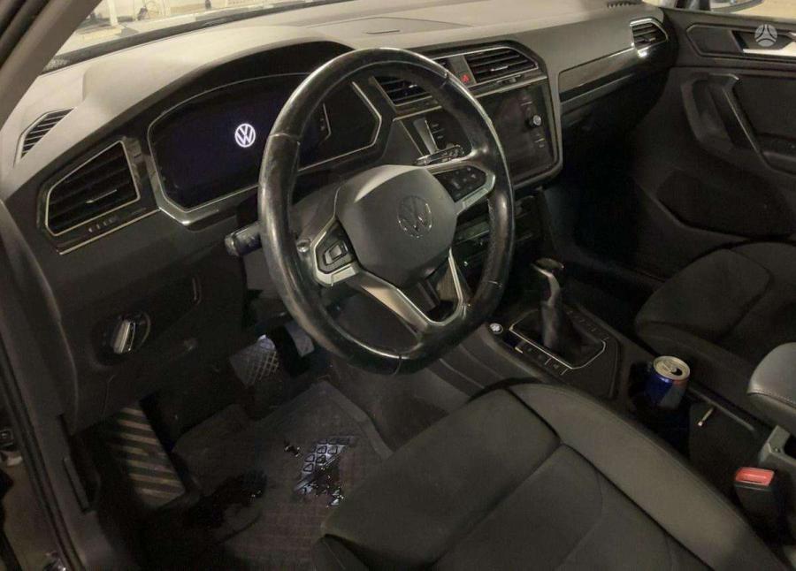 Black Volkswagen Tiguan 2021 in Klaipeda, with an engine capacity of 1.40 L and mileage of 210 thousand km for 18999 €, photo 3 on AUTOMOTO.COM.LV