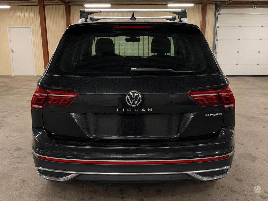 Black Volkswagen Tiguan 2021 in Klaipeda, with an engine capacity of 1.40 L and mileage of 210 thousand km for 18999 €, photo 4 on AUTOMOTO.COM.LV