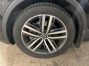 Black Volkswagen Tiguan 2021 in Klaipeda, with an engine capacity of 1.40 L and mileage of 210 thousand km for 18999 €, photo 6 on AUTOMOTO.COM.LV
