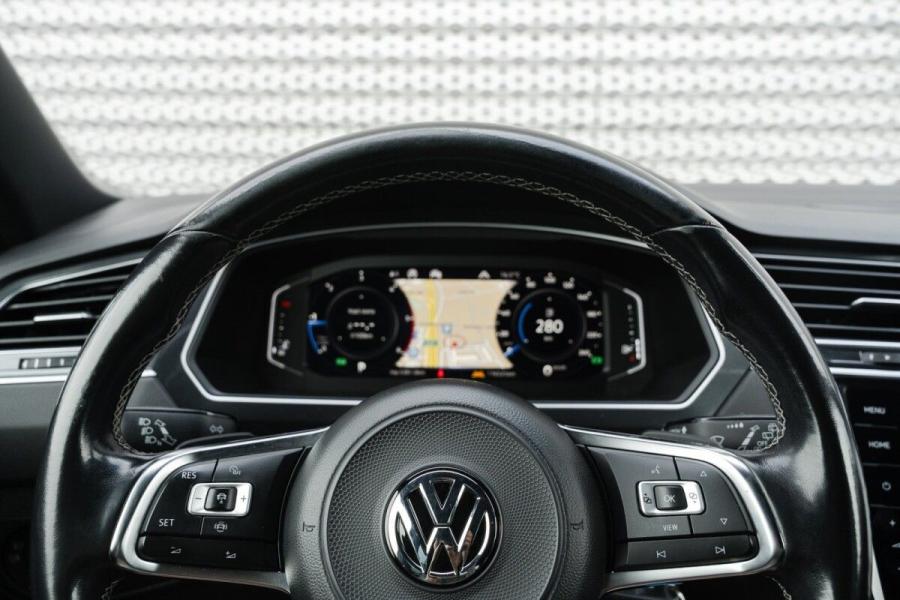 Melns Volkswagen Tiguan 2021 Mārupe, ar dzinēja tilpumu 2.00 L un nobraukumu 176 tūkst. km par 23900 €, foto 16 vietnē AUTOMOTO.COM.LV