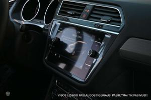 Black Volkswagen Tiguan 2021 in Kretinga, with an engine capacity of 1.98 L and mileage of 212 thousand km for 17499 €, photo 28 on AUTOMOTO.COM.LV