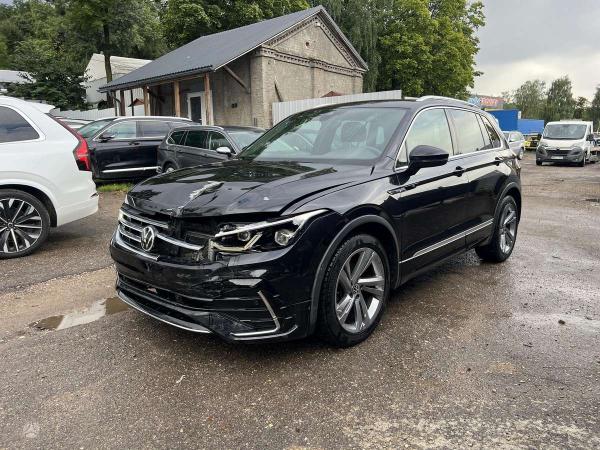 Black Volkswagen Tiguan 2021 in Kaunas, with an engine capacity of 1.50 L and mileage of 83 thousand km for 15700 €, photo 3 on AUTOMOTO.COM.LV
