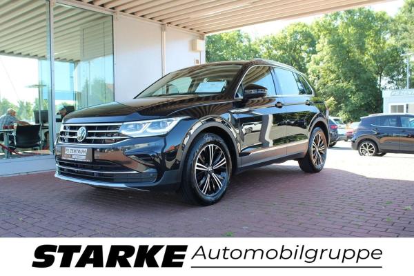 Melns Volkswagen Tiguan 2022 Kauņa, ar dzinēja tilpumu 2.00 L un nobraukumu 96 tūkst. km par 29538 €, foto 1 vietnē AUTOMOTO.COM.LV