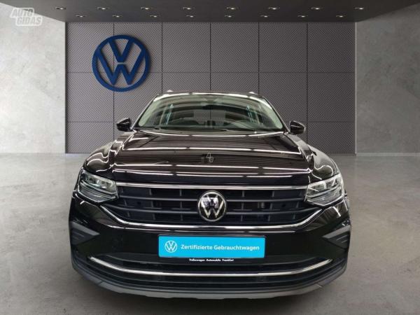 Melns Volkswagen Tiguan 2022 Kauņa, ar dzinēja tilpumu 2.00 L un nobraukumu 41 tūkst. km par 29742 €, foto 2 vietnē AUTOMOTO.COM.LV