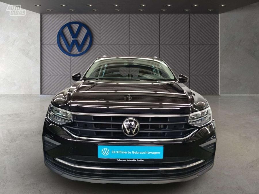 Black Volkswagen Tiguan 2022 in Kaunas, with an engine capacity of 2.00 L and mileage of 41 thousand km for 29742 €, photo 2 on AUTOMOTO.COM.LV