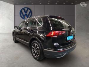 Black Volkswagen Tiguan 2022 in Kaunas, with an engine capacity of 2.00 L and mileage of 41 thousand km for 29742 €, photo 4 on AUTOMOTO.COM.LV