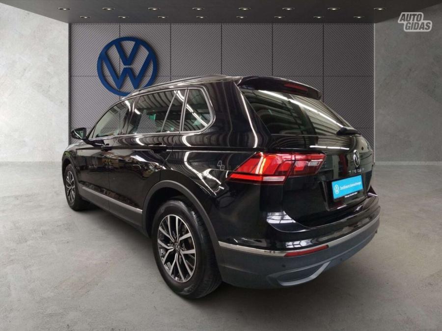 Black Volkswagen Tiguan 2022 in Kaunas, with an engine capacity of 2.00 L and mileage of 41 thousand km for 29742 €, photo 4 on AUTOMOTO.COM.LV
