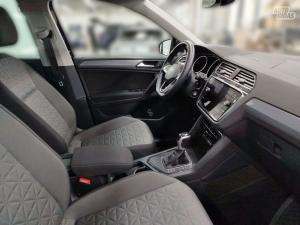Black Volkswagen Tiguan 2022 in Kaunas, with an engine capacity of 2.00 L and mileage of 41 thousand km for 29742 €, photo 12 on AUTOMOTO.COM.LV