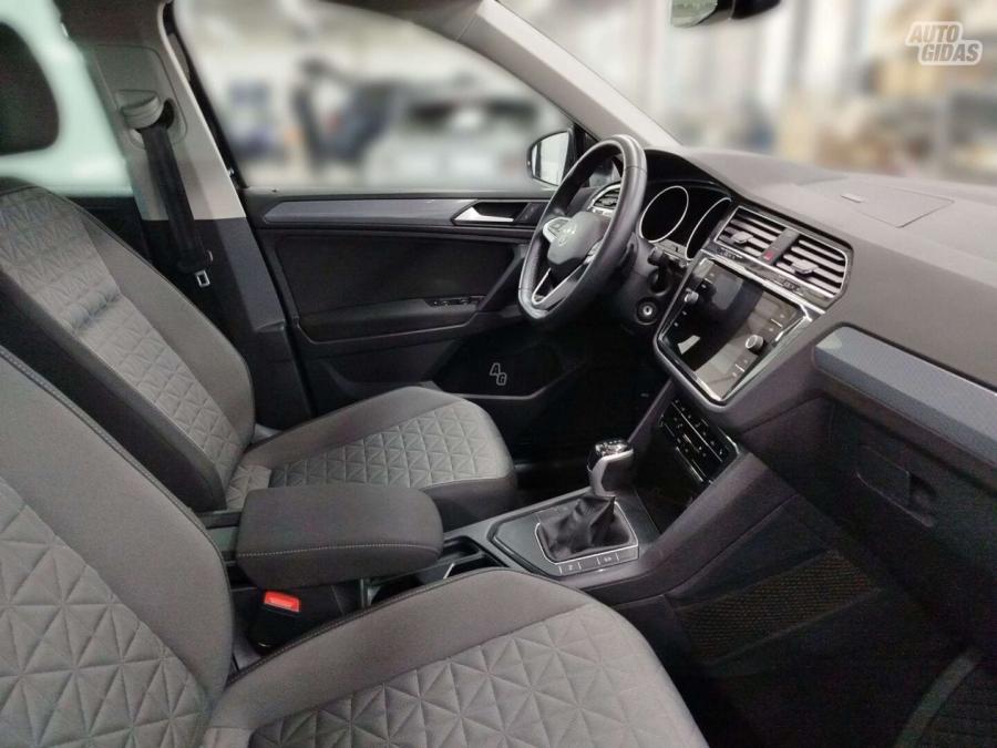 Black Volkswagen Tiguan 2022 in Kaunas, with an engine capacity of 2.00 L and mileage of 41 thousand km for 29742 €, photo 12 on AUTOMOTO.COM.LV