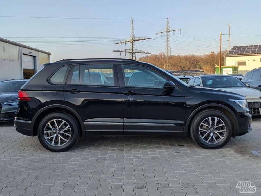 Black Volkswagen Tiguan 2022 in Kaunas, with an engine capacity of 2.00 L and mileage of 87 thousand km for 26469 €, photo 2 on AUTOMOTO.COM.LV