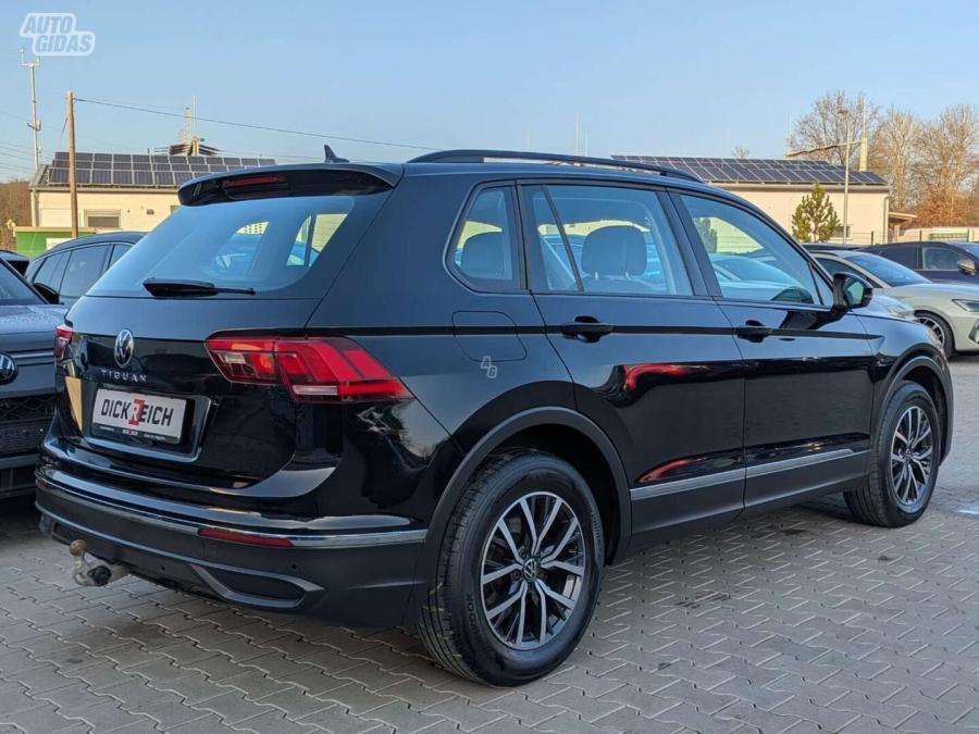 Black Volkswagen Tiguan 2022 in Kaunas, with an engine capacity of 2.00 L and mileage of 87 thousand km for 26469 €, photo 3 on AUTOMOTO.COM.LV