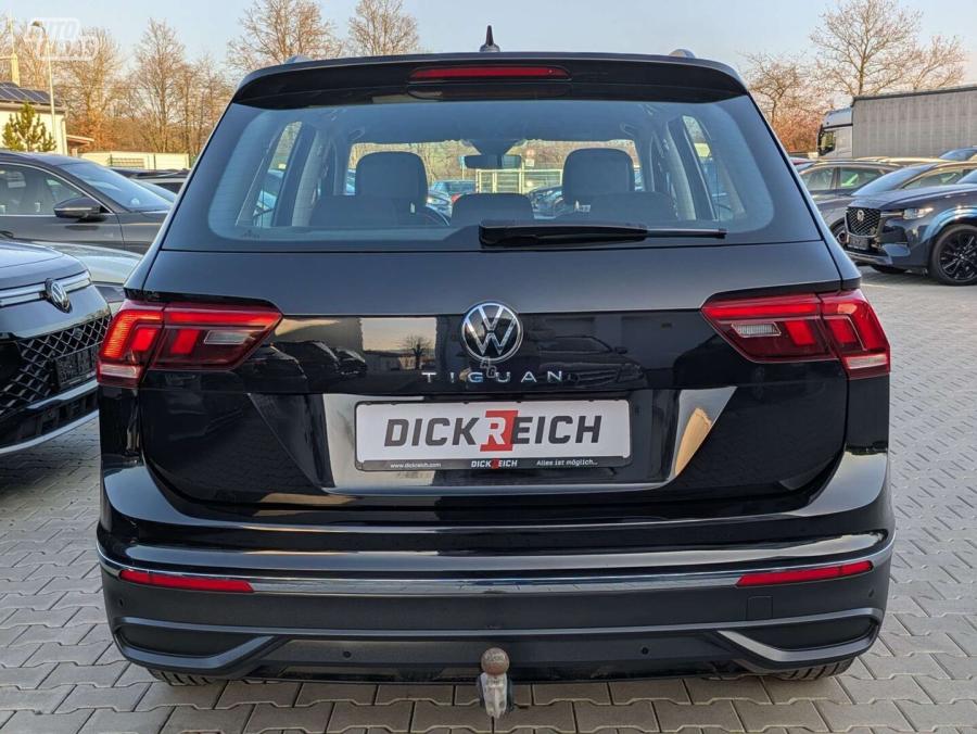 Black Volkswagen Tiguan 2022 in Kaunas, with an engine capacity of 2.00 L and mileage of 87 thousand km for 26469 €, photo 4 on AUTOMOTO.COM.LV