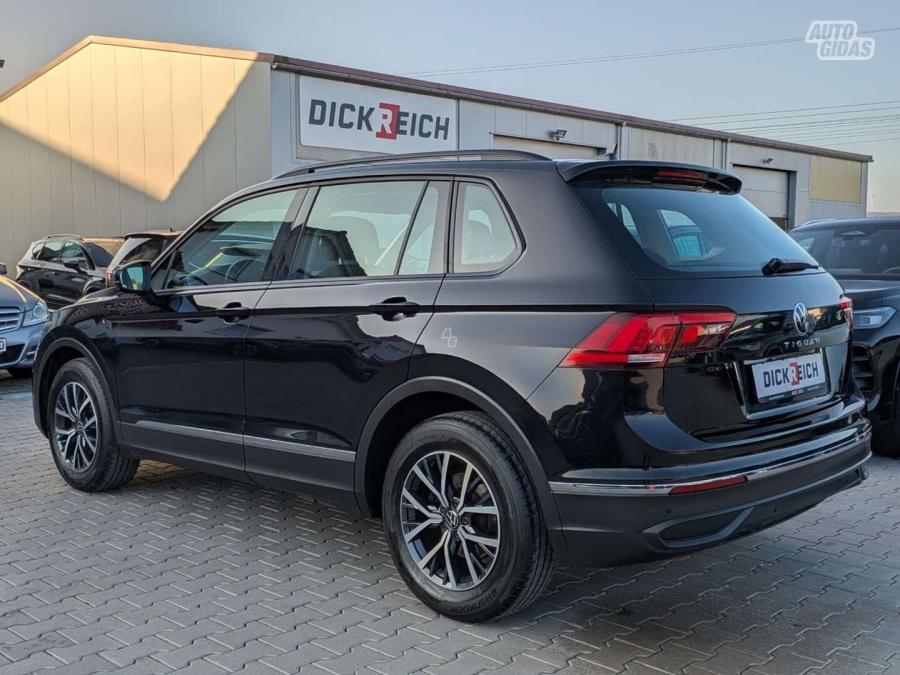 Black Volkswagen Tiguan 2022 in Kaunas, with an engine capacity of 2.00 L and mileage of 87 thousand km for 26469 €, photo 5 on AUTOMOTO.COM.LV