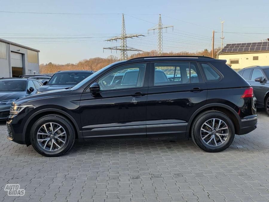 Black Volkswagen Tiguan 2022 in Kaunas, with an engine capacity of 2.00 L and mileage of 87 thousand km for 26469 €, photo 6 on AUTOMOTO.COM.LV