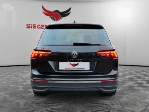 Black Volkswagen Tiguan 2022 in Kaunas, with an engine capacity of 2.00 L and mileage of 52 thousand km for 32690 €, photo 4 on AUTOMOTO.COM.LV