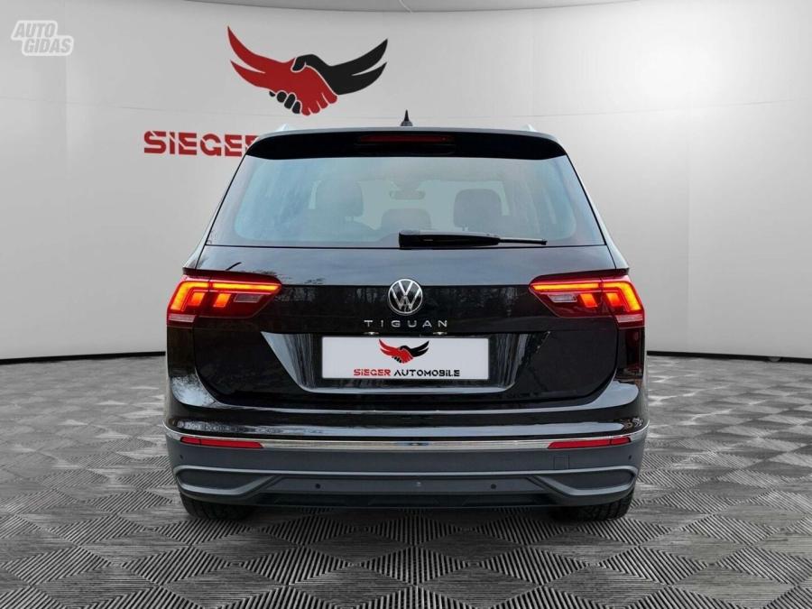 Black Volkswagen Tiguan 2022 in Kaunas, with an engine capacity of 2.00 L and mileage of 52 thousand km for 32690 €, photo 4 on AUTOMOTO.COM.LV