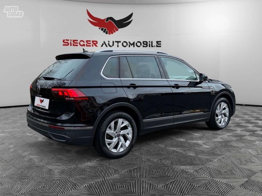 Black Volkswagen Tiguan 2022 in Kaunas, with an engine capacity of 2.00 L and mileage of 52 thousand km for 32690 €, photo 5 on AUTOMOTO.COM.LV
