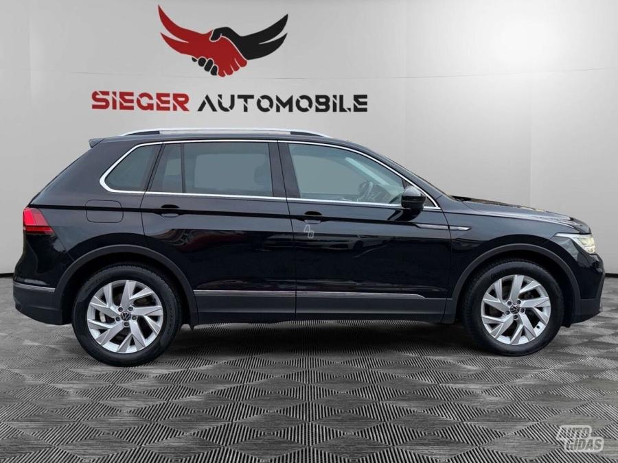 Black Volkswagen Tiguan 2022 in Kaunas, with an engine capacity of 2.00 L and mileage of 52 thousand km for 32690 €, photo 6 on AUTOMOTO.COM.LV