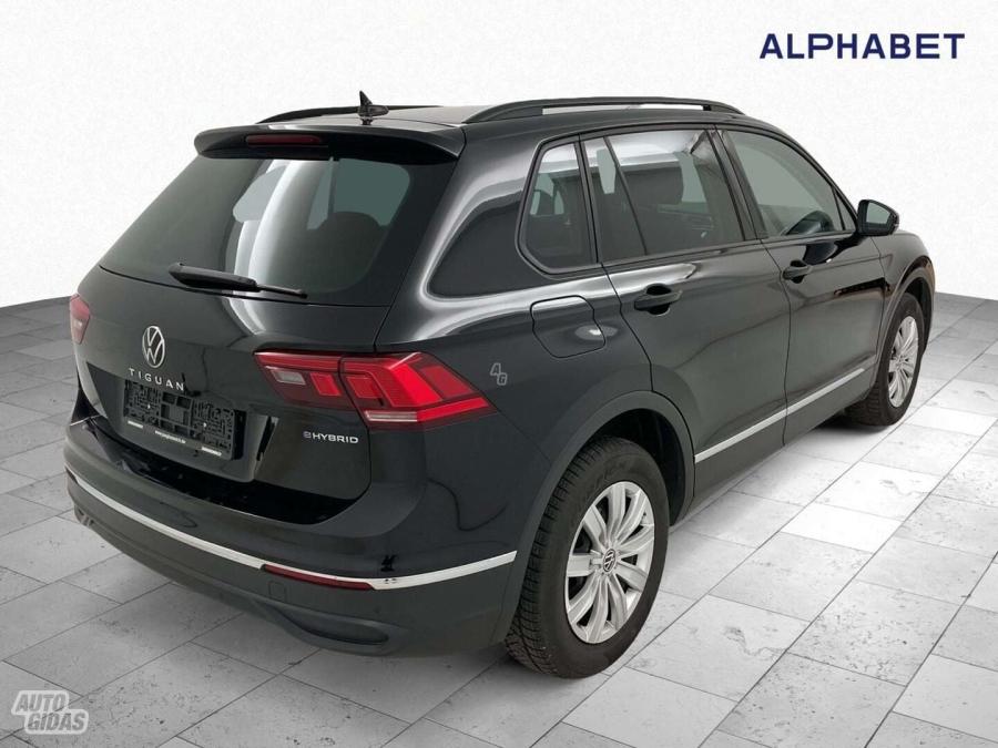 Black Volkswagen Tiguan 2022 in Kaunas, with an engine capacity of 1.40 L and mileage of 72 thousand km for 27762 €, photo 4 on AUTOMOTO.COM.LV