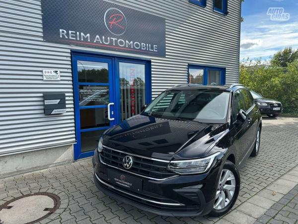 Black Volkswagen Tiguan 2022 in Kaunas, with an engine capacity of 2.00 L and mileage of 93 thousand km for 24409 €, photo 1 on AUTOMOTO.COM.LV