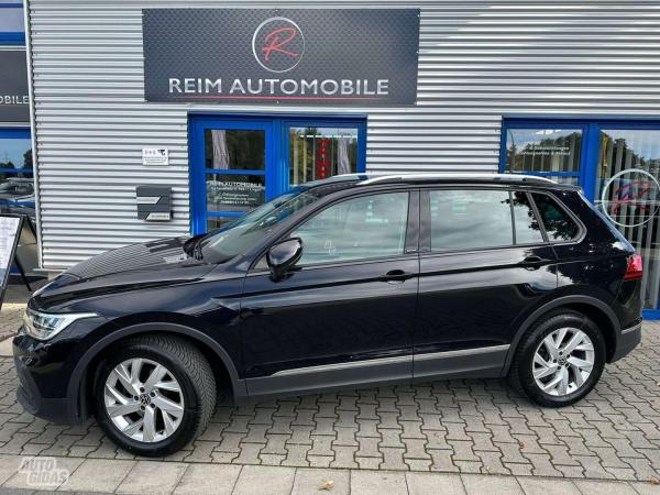 Black Volkswagen Tiguan 2022 in Kaunas, with an engine capacity of 2.00 L and mileage of 93 thousand km for 24409 €, photo 2 on AUTOMOTO.COM.LV