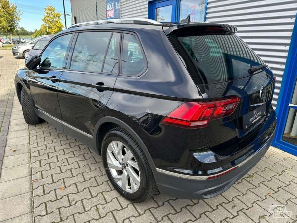 Black Volkswagen Tiguan 2022 in Kaunas, with an engine capacity of 2.00 L and mileage of 93 thousand km for 24409 €, photo 3 on AUTOMOTO.COM.LV
