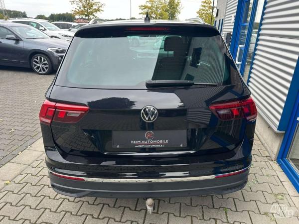 Black Volkswagen Tiguan 2022 in Kaunas, with an engine capacity of 2.00 L and mileage of 93 thousand km for 24409 €, photo 4 on AUTOMOTO.COM.LV
