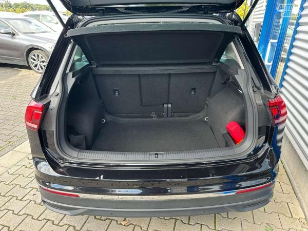 Black Volkswagen Tiguan 2022 in Kaunas, with an engine capacity of 2.00 L and mileage of 93 thousand km for 24409 €, photo 6 on AUTOMOTO.COM.LV