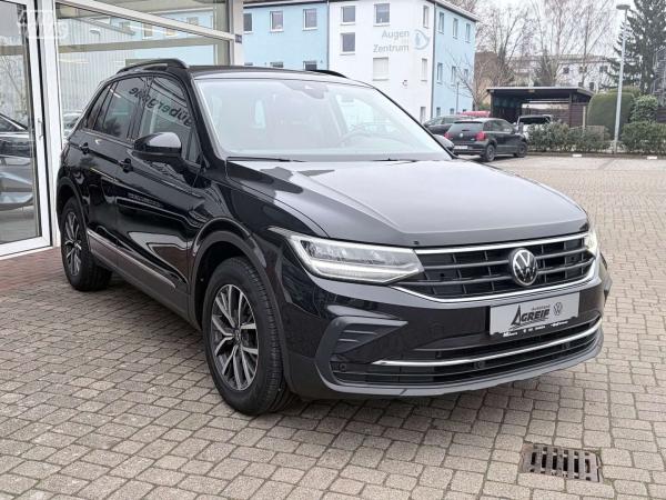 Black Volkswagen Tiguan 2022 in Kaunas, with an engine capacity of 1.50 L and mileage of 39 thousand km for 27929 €, photo 4 on AUTOMOTO.COM.LV