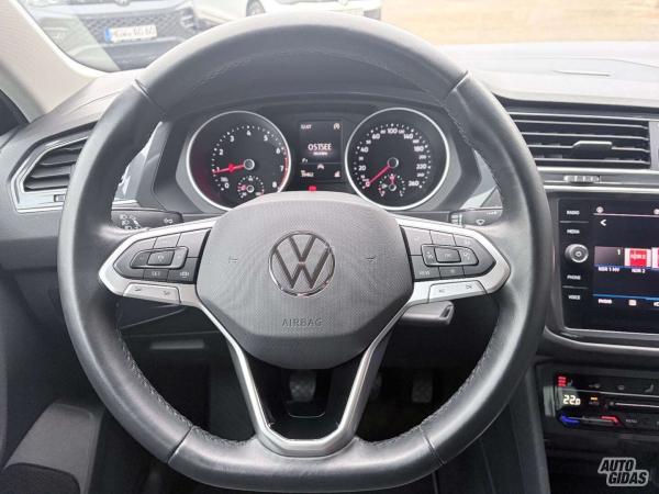 Black Volkswagen Tiguan 2022 in Kaunas, with an engine capacity of 1.50 L and mileage of 39 thousand km for 27929 €, photo 9 on AUTOMOTO.COM.LV